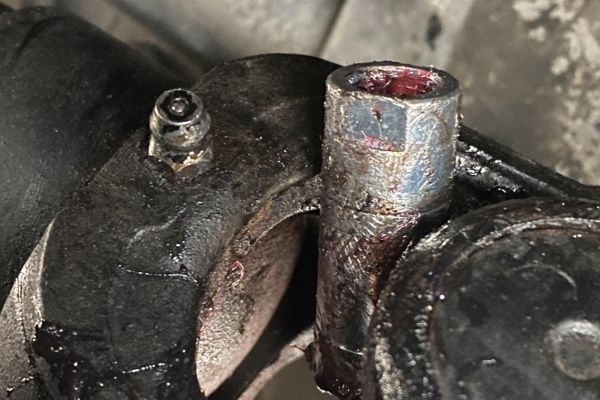 How to Remove Grease Gun from Fitting - Topa